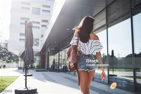 대학의 캠퍼스 근처에 배낭과 아름 다운 행복 한 젊은 학생 소녀 교육 및 레저 컨셉 20 29세에 대한 스톡 사진 및 기타 이미지 20 29세 가방 감정 Istock