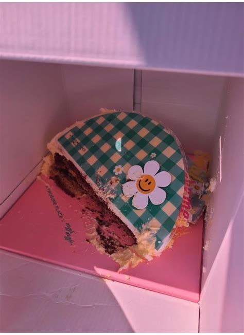 너가 좋아할 이슈 먹던 케이크를 생일 선물로 준 회사