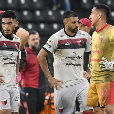 Vuelven las hombreras un ítem de los s Infobae