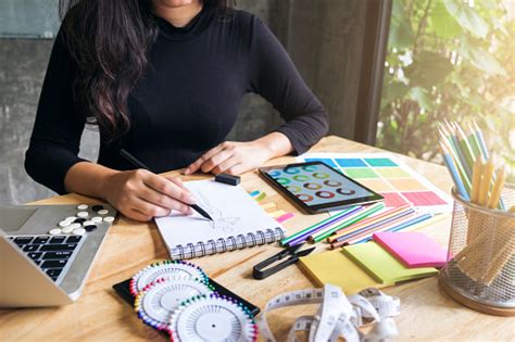 젊은 여 자가 양 장점 디자이너 패션 디자이너로 일하고 있고 그리기 옷 직업과 직업 직업 패션 디자이너 세련 된 개념에 대 한 스케치 가위에 대한 스톡 사진 및 기타 이미지