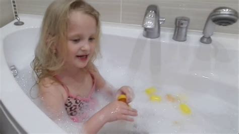 КУПАЕМСЯ В ВАННОЙ ИЩЕМ СЮРПРИЗЫ Youtube