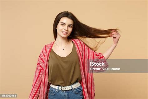 캐주얼 한 옷 카메라 스튜디오에서 파스텔 베이 지 벽 배경에 고립 된 머리를 들고에서 아름 다운 젊은 여자의 초상화 사람들은 진심으로 감정 라이프 스타일 개념입니다 복사