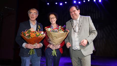 Dirk Dijkstra Ontvangt Tijdens Music4all Voorstelling Lintje Uit Handen