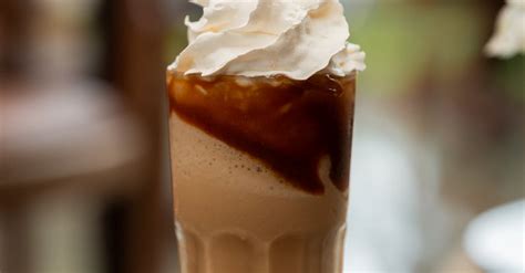 가벼운 갈색 색상 거품 같은 검은 짚 겹겹이 쌓인 음료 고급 음료 높은 유리 달콤한 달콤한 대접 디저트 음료 라떼 맛있는 음료 모카 바리스타 보케