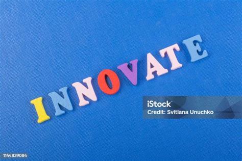 다채로운 Abc 알파벳 블록 나무 편지에서 구성 된 파란색 배경에 단어를 혁신 광고 텍스트에 대 한 공간을 복사 학습 영어 개념입니다 0명에 대한 스톡 사진 및 기타 이미지