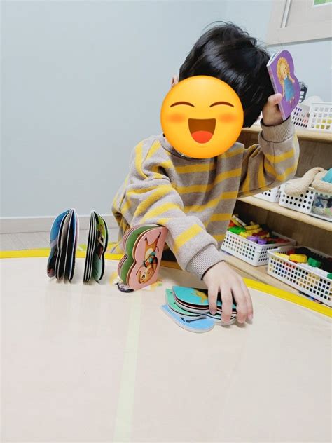 호반아이사랑♡ 만1세발달과정발달특성발달수준 3세놀이 3세발달과정 미술미니고깔트리만들기 모루탐색하기 크리스마스관련놀이 겨울놀이 신체소근육그림책도미노놀이해요 그림책도미노놀이