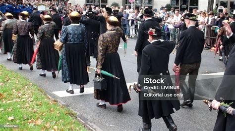 독일 옥 토 버 페스트 전통 의상 거리 퍼레이드 참가자와 뮌헨 바바리아 독일에서 방문자 풍경 2018년에 대한 스톡 사진 및 기타 이미지 Istock
