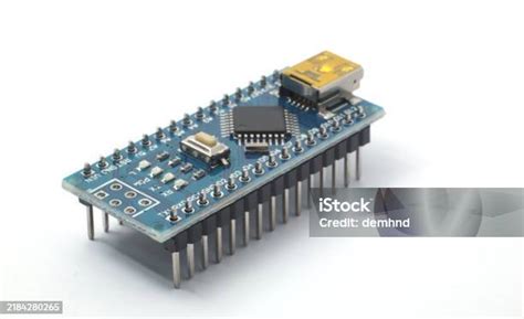 흰색 배경에 Iot 또는 전자 장치용 헤더가 있는 마이크로 컨트롤러 개발 보드의 전면 모습 전자 제품 Iot 또는 컴퓨터 작업의 구성 요소 0명에 대한 스톡 사진 및 기타
