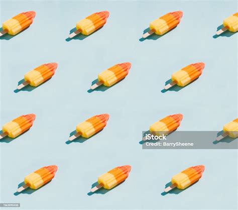 파스텔 배경에 다채로운 홈 메이드 아이스크림 아이스 아이스캔디 최소한의 여름 개념입니다 플랫 레이 맛이 가미된 빙과에 대한 스톡 사진 및 기타 이미지 Istock