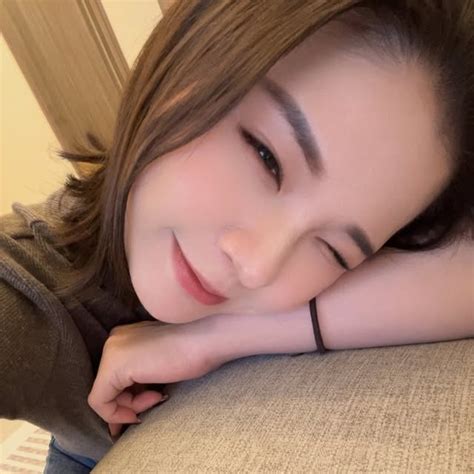平常去全身按摩我都會指定要女按摩師 剛才去按想說今天只有按肩頸而已就沒有指定要女生 結果這位男師傅不知道是沒吃飯還是怕弄痛我 竟然給我按的超級