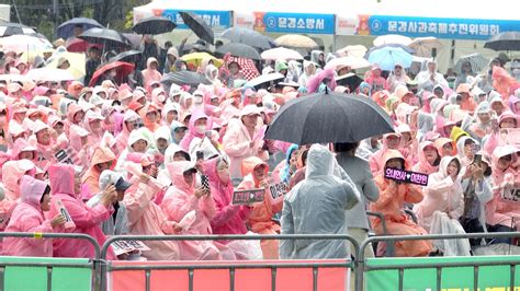 이찬원 궂은날씨에도 최선을 다해 팬서비스 하고 똑부러지게 행사 취지 및 지역 특산품 홍보 시장님 행사관계자분들도 끝까지 공연보고가신 축제 찬스응원 현장분위기
