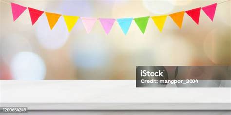 흐림 추상 보케 빛과 흰색 대리석 테이블 배경 생일 인사말 카드 배경 배너 백그 드롭 조롱 템플릿 벽지에 매달려 다채로운 번팅 파티 플래그 생일에 대한 스톡 사진 및 기타