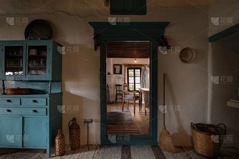 在传统乡村乡村家庭内部的历史背景中,木制复古画框上的大手工工艺镜正面素材 花瓣网 在传统乡村乡村家庭内部的历史背景中,木制复古画框上的大手工工艺镜正面素材 花瓣网