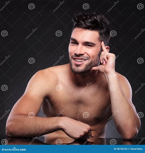 Nackter Junger Mann Lehnt Sich An Hand Stockfoto Bild Von Schreibtisch Kaukasisch