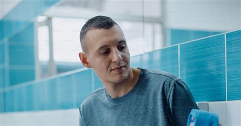 탈의실에서 수영 훈련을 준비하는 다리 의수를 가진 젊은 운동 선수 사진 Unsplash의 세르비아 이미지