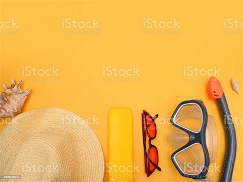 노란색 배경에 수영 마스크와 스노클 자외선 차단제 조개 해변 모자와 선글라스 개체 그룹에 대한 스톡 사진 및 기타 이미지 개체 그룹 수영 동작 활동 하이 앵글