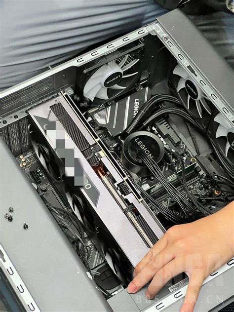 Ещё одно фото гигантской видеокарты Nvidia. Предположительно, это одна ...