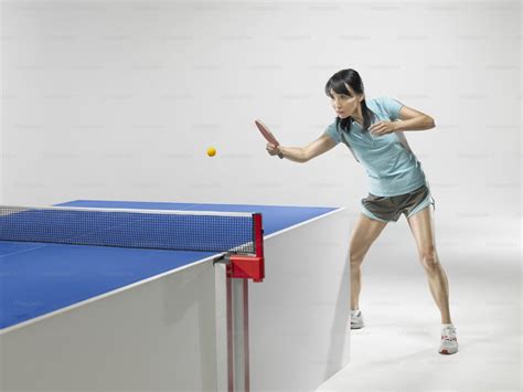 라켓으로 테니스 공을 치는 여자 사진 Unsplash의 스포츠 이미지