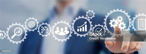 비즈니스 프로세스 및 워크플로우 문제 해결 높은 퍼포맨스 모니터링 및 평가 품질 관리와 관련된 운영 관리 기어와 아이콘을 만지는