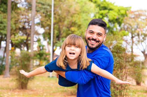 Pai E Filha Brincando No Parque Feliz Dia Dos Paispai Brincando Em Um