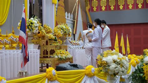 พิธีถวายเครื่องราชสักการะและวางพานพุ่ม และพิธีจุดเทียนถวายพระพรชัยมงคล เนื่องในวโรกาสวัน