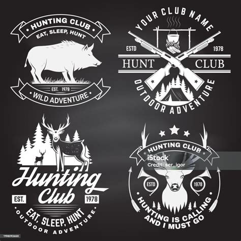 칠판에 헌팅 클럽 배지 세트 벡터 셔츠 라벨 인쇄 스탬프에 대한 개념 사냥 총 멧돼지 사냥꾼 사슴 산과 숲 빈티지 타이포그래피