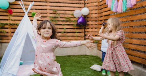 가족 기쁨 노는 시간 다채로운 단란함 목조 목조 울타리 미소 봄 사교 모임 생일 생일 파티 설정 서 있는 소녀 소녀의 힘 아이 아이들 파티