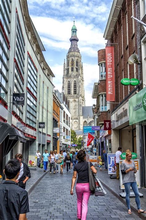 무료 이미지 집 밖의 보행자 건축물 도로 거리 사진술 봉고차 건물 시티 도시의 도시 풍경 도심 수송 차량 큰 광장 사무실 니콘 레인 대중