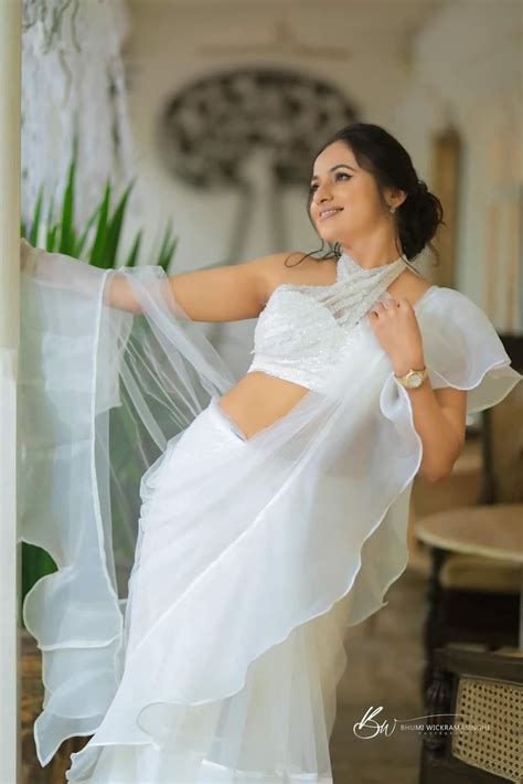 ක්ෂීර සාගරයේ දෙවඟනක් වගේ නේද ජනප්‍රිය නිළි උදා‍රි වර්නකුලසූරියගේ අලුත්ම සාරි විලාසිතාව මෙන්න