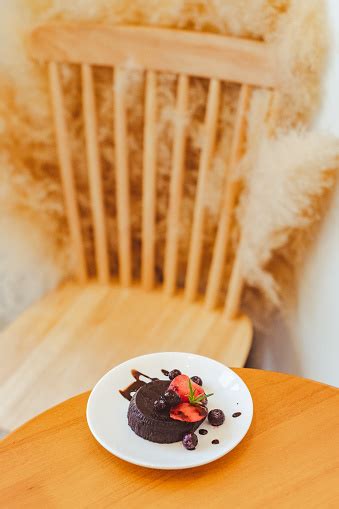 나무 테이블에 흰 접시에 초콜릿 용암 디저트 당뇨병 환자 비만에 적합하지 않습니다 갈색에 대한 스톡 사진 및 기타 이미지 갈색 고급 요리 과일 Istock