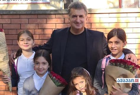 ჩემი უძლეველი რაზმი გია ბაღაშვილმა ოთხივე ქალიშვილი სკოლაში მიაცილა რას წერს მუსიკოსი