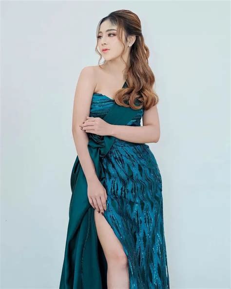 8 Portraits Of Prigel Pangayu Beautiful Dangdut Singer And Sinden