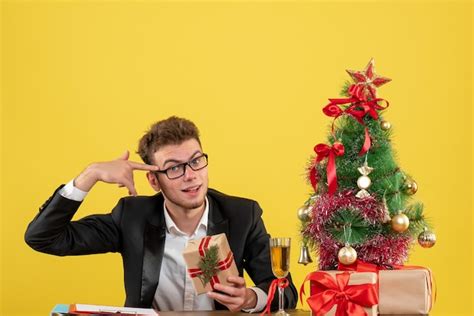 Trabalhador Do Sexo Masculino De Vista Frontal Atr S De Seu Local De Trabalho Segurando Um