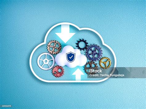 클라우드 컴퓨팅 인프라 기술 데이터 시스템 스토리지 서비스 개념 화살표와 기어가 있는 흰색 구름에 디지털 방패 자물쇠 아이콘 관리 데이터 기호 파란색 배경 미니멀리스트 0