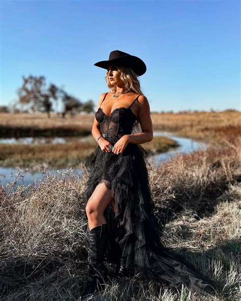 21 Unforgettable Cowgirl Outfits That Define Western Glam Style Decent