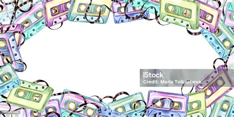 테이프가 얽힌 빈티지 카세트 테이프 여러 가지 빛깔의 오디오 카세트의 가로 프레임 흰색에 고립된 수채화 그림입니다 앨범 커버 파티 초대 프로젝트에 클래식한 감각 추가 다중