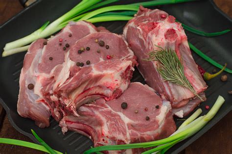 등심 요리 재료 검은 철 굽고 팬에 쇠고기 스테이크를 구운 목조 소박한 배경입니다 평면도 가로 구성 갈비 음식에 대한 스톡 사진