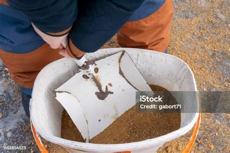 미끄러움을 줄이기 위해 보도에 자갈 모래를 뿌리는 사람 미끄럼 방지 유지 보수 작업 노면 소금에 대한 스톡 사진 및 기타 이미지 노면 소금 모래 거리 Istock