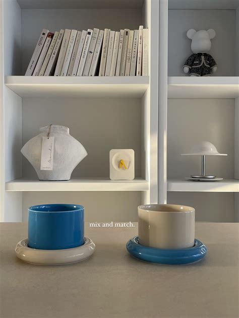 J 인테리어 홈스타일링 흐리다 맑다 비오다 ☔️ 종잡을 수 없는 요즘 날씨라 햇살나면 틈틈히 찍은 거실 금욜 내리는 비를보니 ⛈️ 이번 장마가 벌써 두렵네요