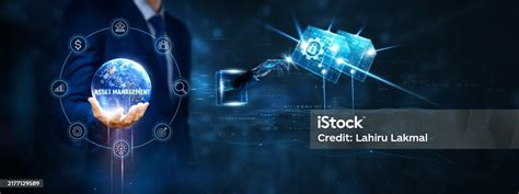 자산 관리 실업가가 손을 잡고 가상 인터페이스에서 자산 관리 기술을 만지는 로봇 투자 전략 포트폴리오 다각화 위험 평가 재무 분석 다양성에 대한 스톡 사진 및 기타 이미지