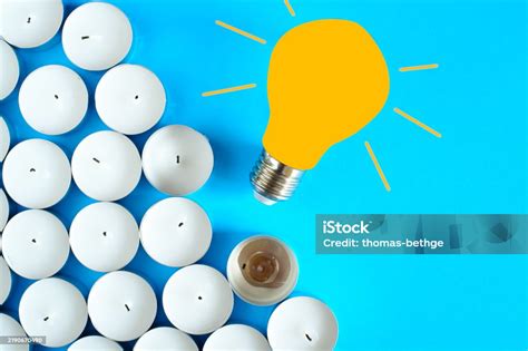 비즈니스 개념 리더십 아이디어 혁신 및 상자 밖에서 생각 탄 양초와 전구가 있는 개념적인 이미지입니다 무료 복사 공간 0명에 대한 스톡 사진 및 기타 이미지 Istock