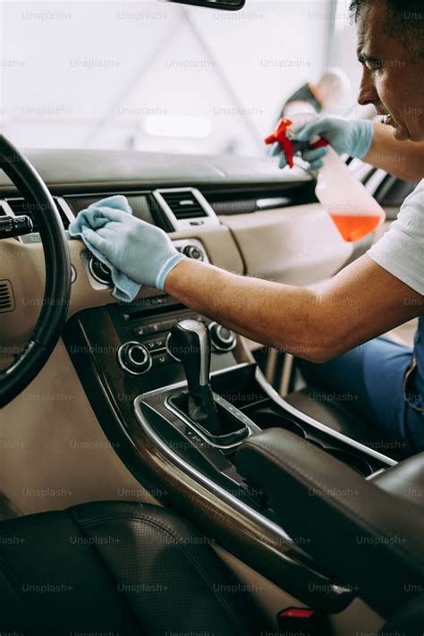 세차 서비스 종사자 습식 청소 비싸고 고급스러운 차량 내부 및 시트 사진 Unsplash의 세차 이미지