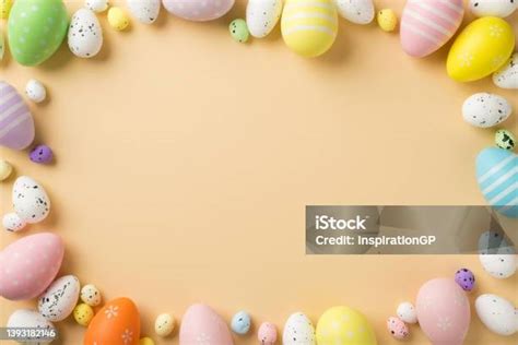 중간에 카피 스페이스가있는 고립 된 베이지 색 배경에 위치한 여러 가지 색상의 파스텔과 흰색 중간 및 작은 달걀의 상단 전망 0명에 대한 스톡 사진 및 기타 이미지 Istock