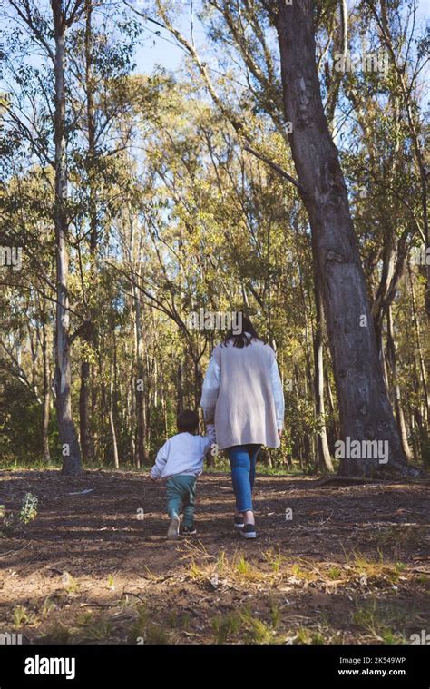 Eine Junge Mutter Geht Mit Ihrem Kleinen Sohn Durch Einen Park Und Wald