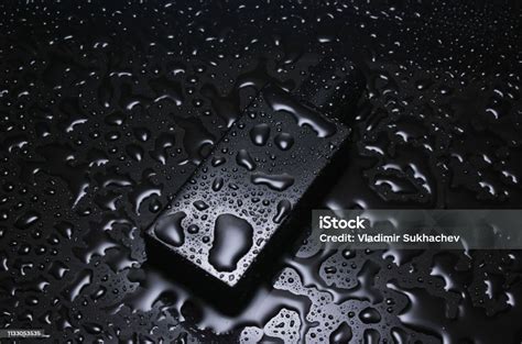 검은 배경에 물 방울과 남자의 향수의 병입니다 패션 컨셉 0명에 대한 스톡 사진 및 기타 이미지 0명 가꿔주기 검은색 Istock