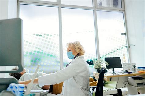 환자에게 초음파를하는 보호 얼굴 마스크를 가진 여성 의사 초음파에 대한 스톡 사진 및 기타 이미지 초음파 보호 마스크