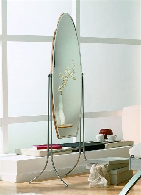 Напольное зеркало на подставке