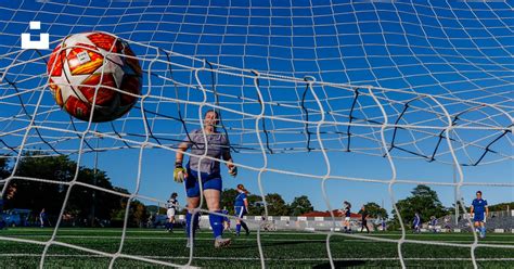 빨간색과 파란색 축구 공을 들고 파란색과 흰색 줄무늬 셔츠를 입은 남자 사진 Unsplash의 무료 캐나다 이미지