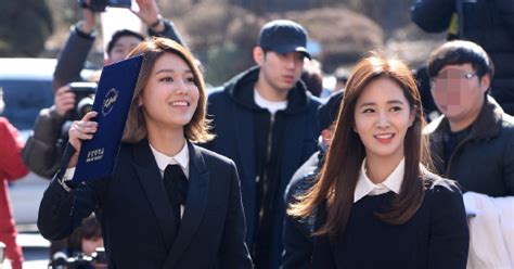 [포토] 수영 유리 졸업식 다정하게 손잡고 입장
