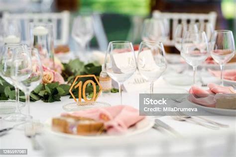 핑크와 화이트 의 고급 웨딩 테이블 장식 특별 이벤트 테이블 설정 신선한 꽃 장식 0명에 대한 스톡 사진 및 기타 이미지 0명 결혼식 결혼식 피로연 Istock